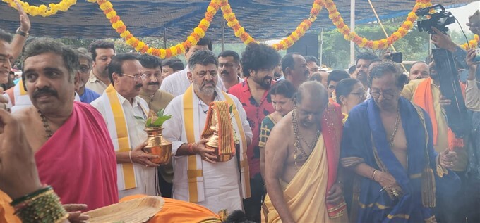 ಬೆಂಗಳೂರು ಕಂಬಳ - ನಮ್ಮ ಕಂಬಳ ದ ಗುದ್ದಲಿಪೂಜೆ ನೆರವೇರಿಸಿದ ಡಿ ಕೆ ಶಿವಕುಮಾರ್ ...