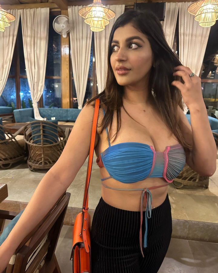 PHOTOS: போட்டோஷூட்டில் அட்ராசிட்டி பண்ணுறாங்களே.. இணையத்தை அதிரவைக்கும் யாஷிகாவின் லேட்டஸ்ட் ...