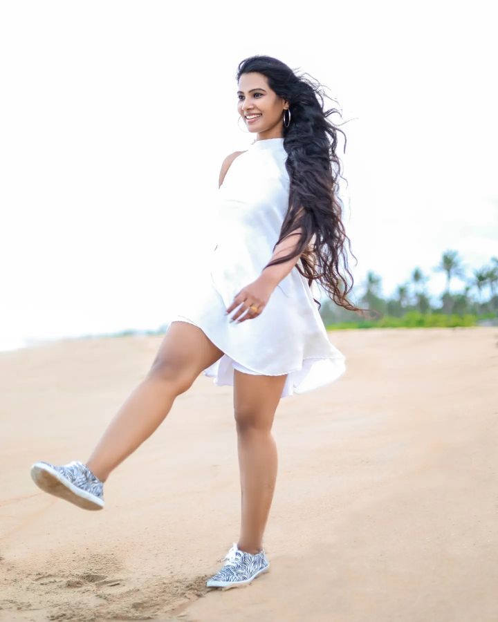 PHOTOS: விதவிதமான கெட்டப்பில் அசத்தும் நடிகை திவ்யா துரைசாமி ...