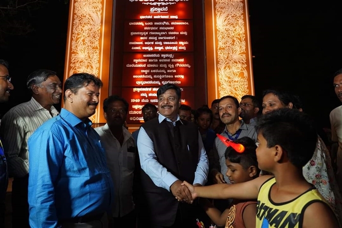 ಅಂಬಾರಿ ಬಸ್‌ನಲ್ಲಿ ಕುಳಿತು ಮೈಸೂರು ದಸರಾ ದಿಂಪಾಲಂಕಾರ ವೀಕ್ಷಿಸಿದ ಸಚಿವ ಎಚ್‌.ಸಿ ...