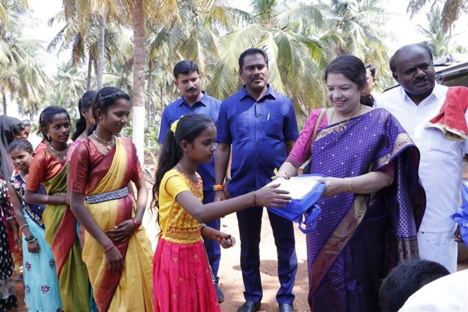 ಆಯುಧ ಪೂಜೆ ಸಂಭ್ರಮ: ದುಬಾರಿ ಬೆಲೆಯ ಕಾರುಗಳಿಗೆ ಪೂಜೆ ಸಲ್ಲಿಸಿದ ಕುಮಾರಸ್ವಾಮಿ ...