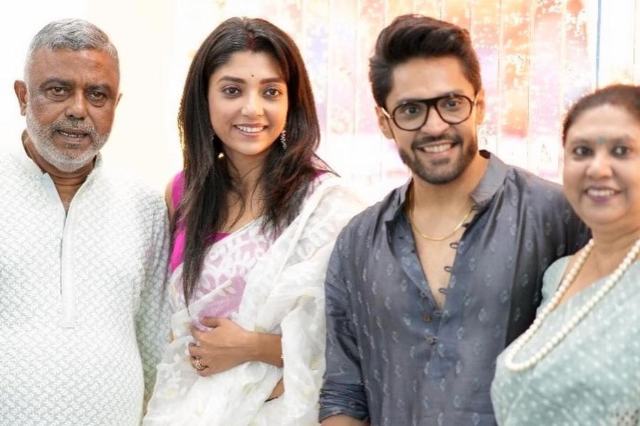 স্বামী ও বাবা-মাকে নিয়ে আনন্দের সঙ্গে পুজো কাটাচ্ছেন অভিনেত্রী দেবলীনা ...