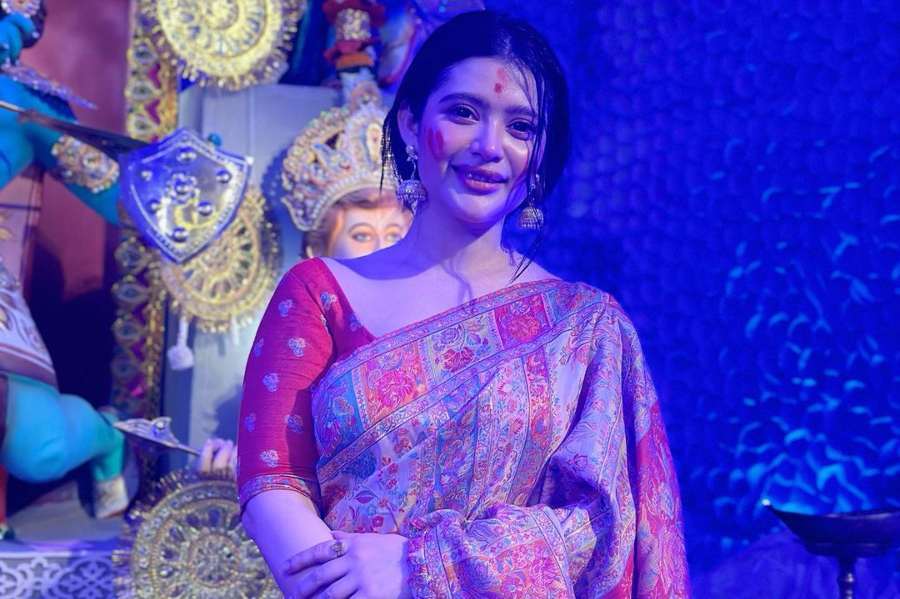 উমার বিদায় বেলায় গালে সিঁদুর মেখে ছবি পোস্ট এনার, বিজয়ার শুভেচ্ছা ...