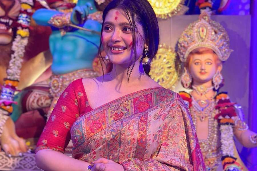উমার বিদায় বেলায় গালে সিঁদুর মেখে ছবি পোস্ট এনার, বিজয়ার শুভেচ্ছা ...