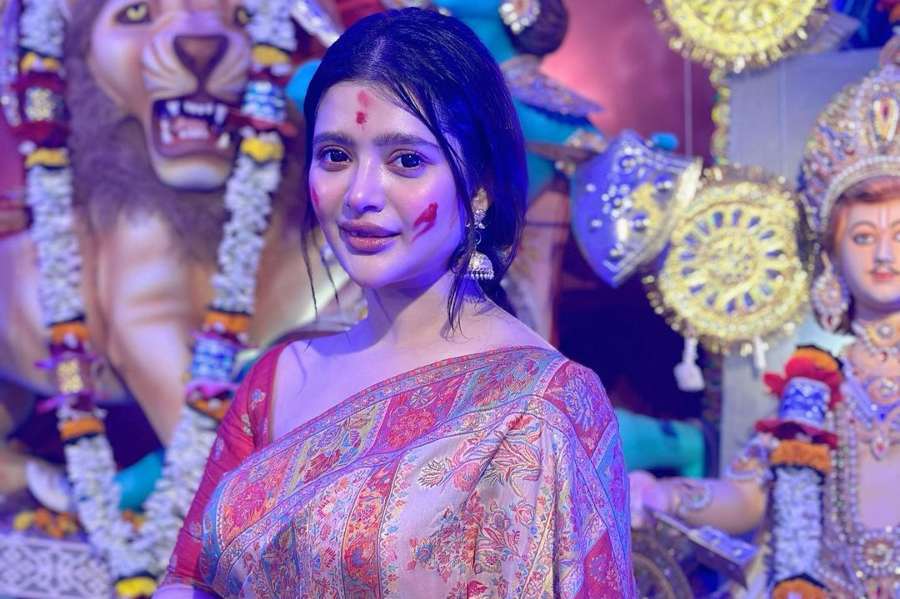 উমার বিদায় বেলায় গালে সিঁদুর মেখে ছবি পোস্ট এনার, বিজয়ার শুভেচ্ছা ...