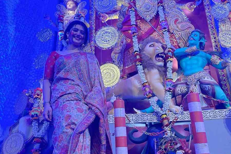 উমার বিদায় বেলায় গালে সিঁদুর মেখে ছবি পোস্ট এনার, বিজয়ার শুভেচ্ছা ...