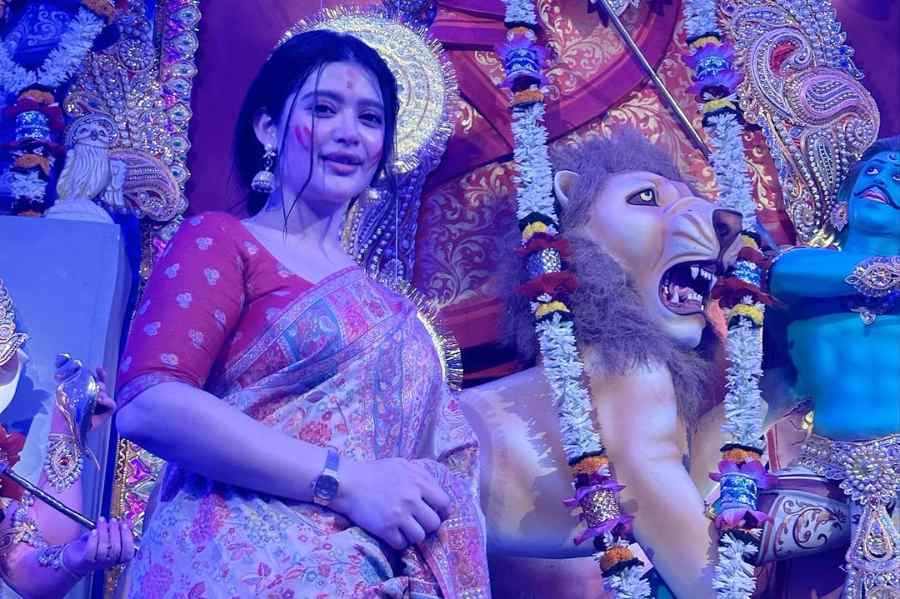 উমার বিদায় বেলায় গালে সিঁদুর মেখে ছবি পোস্ট এনার, বিজয়ার শুভেচ্ছা ...