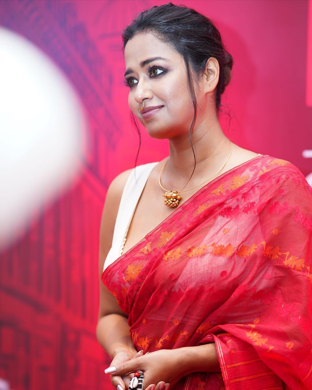 সাদা-লাল শাড়িতে গ্ল্যামারাস সোহিনী, মাথায় ফুল গুঁজে দারুণ মানিয়েছে ...