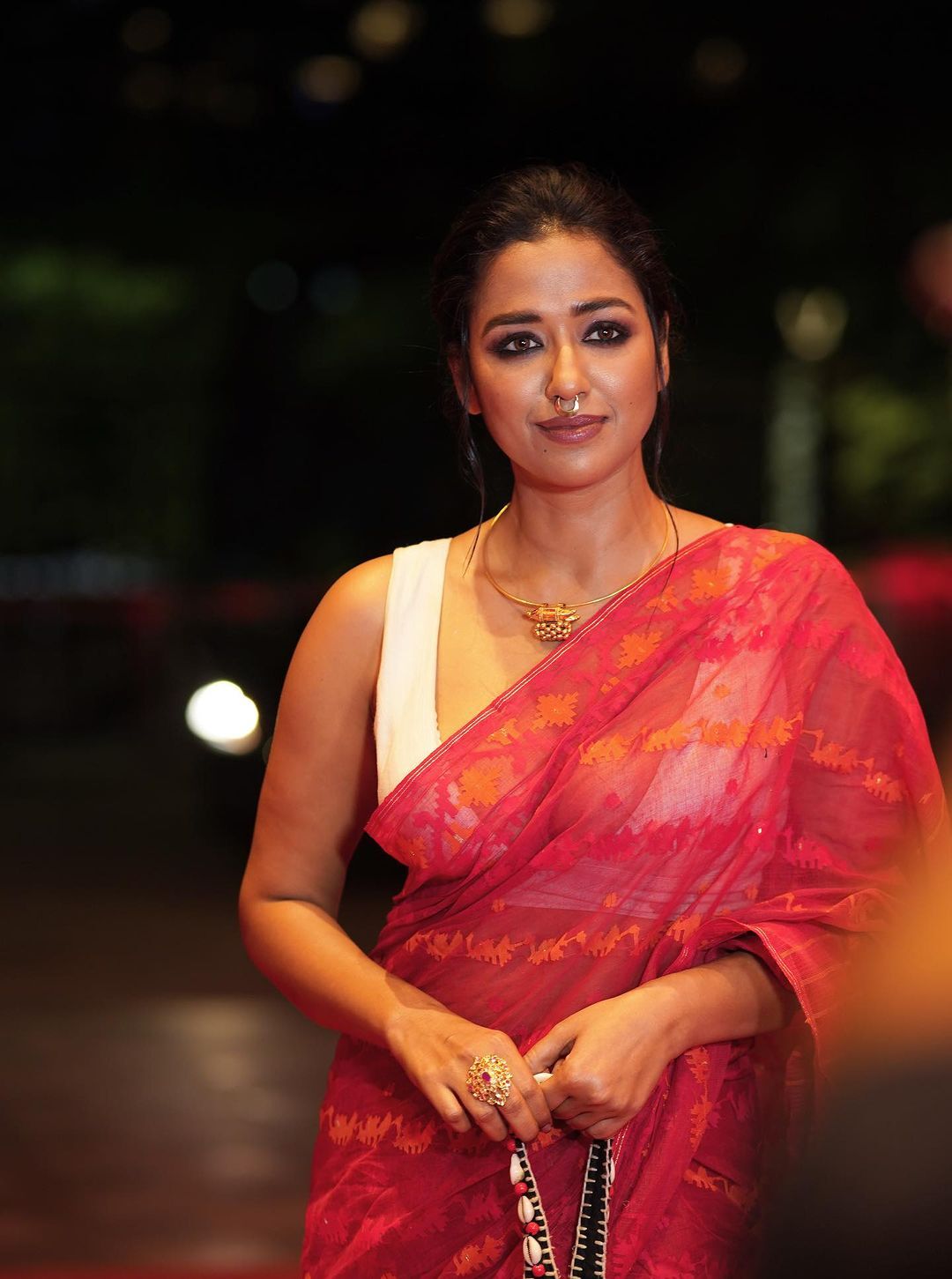 সাদা-লাল শাড়িতে গ্ল্যামারাস সোহিনী, মাথায় ফুল গুঁজে দারুণ মানিয়েছে ...