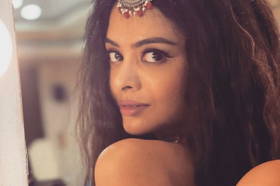 ভারী ডিজাইনের পোশাকে গ্ল্যামারাস অভিনেত্রী শোলাঙ্কি, দেখুন ছবি | Latest ...