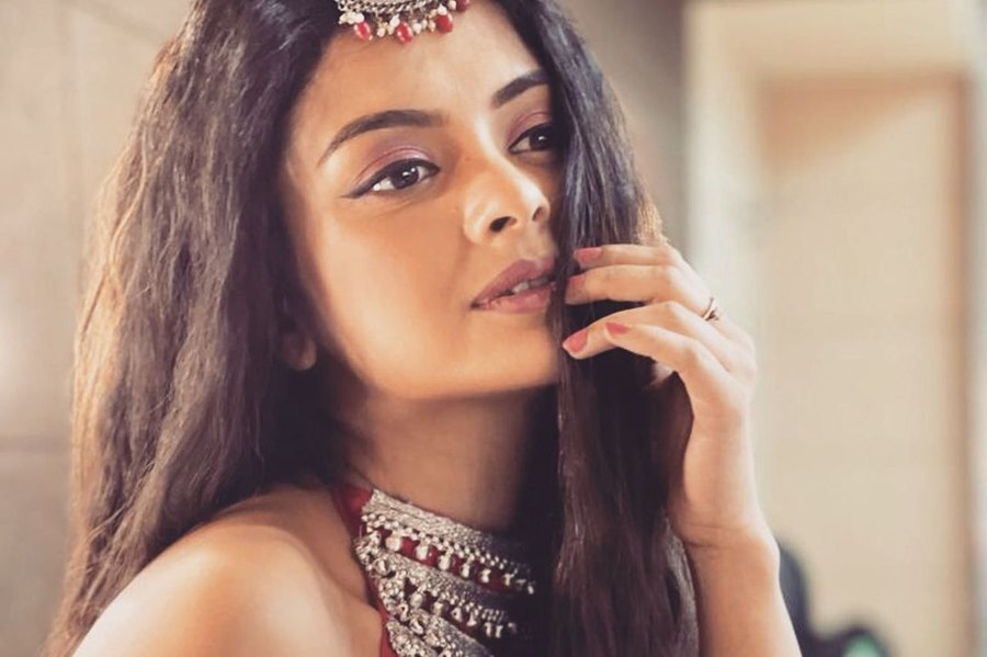 ভারী ডিজাইনের পোশাকে গ্ল্যামারাস অভিনেত্রী শোলাঙ্কি, দেখুন ছবি | Latest ...