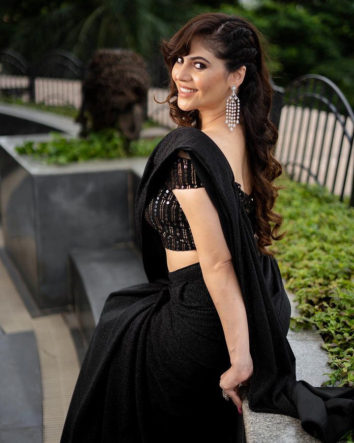 PHOTOS: மிரர் செல்ஃபியில் மிரளவைக்கும் பிக் பாஸ் பிரபலம்.. ஷெரினின் ...