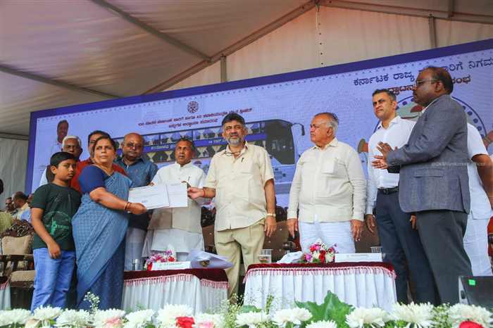 Pallakki bus ಪಲ್ಲಕ್ಕಿ ಹೆಸರಿನ 40 ಐಷರಾಮಿ ಬಸ್‌ಗಳಿಗೆ ಚಾಲನೆ, ಫೋಟೋಗಳು ಇಲ್ಲಿವೆ ...