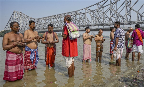 People Perform Rituals For Their Ancestors Last Day of Pitru Paksha ...