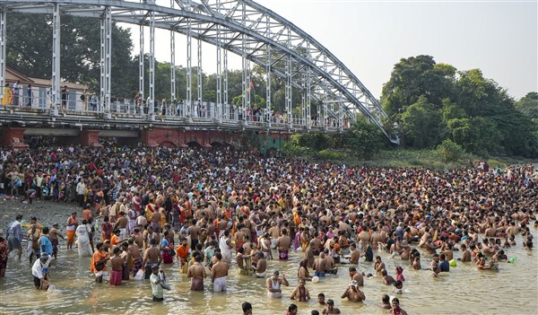People Perform Rituals For Their Ancestors Last Day of Pitru Paksha ...