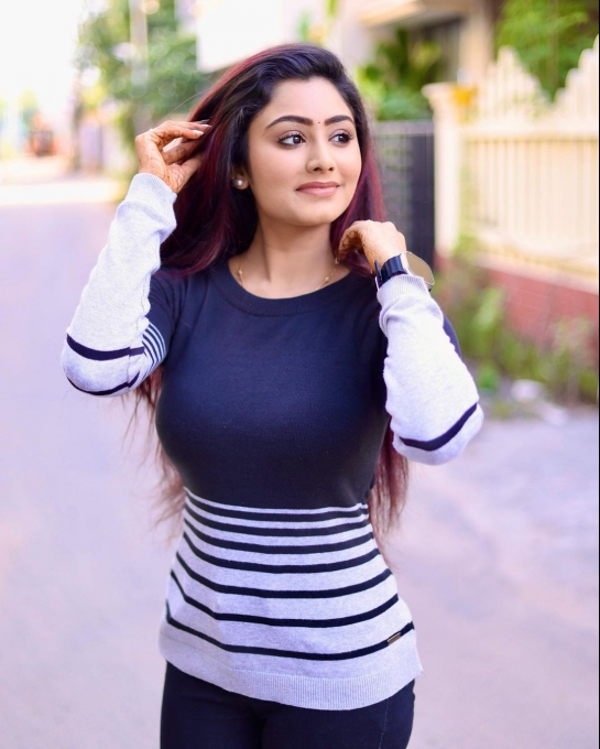 PHOTOS: காரில் வித விதமான போட்டோஸ்.. சீரியல் நடிகையின் லேட்டஸ்ட் ...