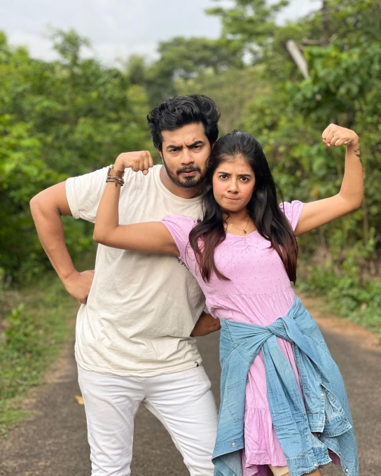 PHOTOS: பிக்பாஸ் போட்டியாளருடன் இருக்கும் அந்த நபர் யார்? அக்ஷ்யா ரீசென்ட் க்ளிக்ஸ் ...