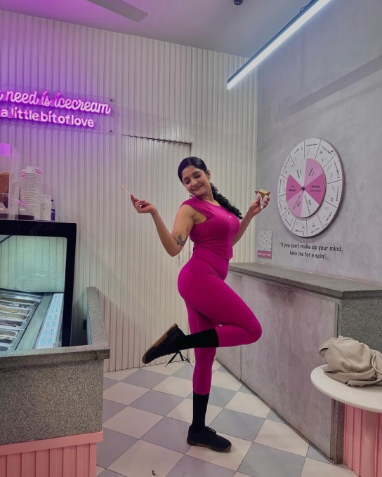 PHOTOS: டைட்டான ஜிம் சூட்டில்.. பார்பி பொம்மையாக மாறிய ரித்திகா சிங் ...