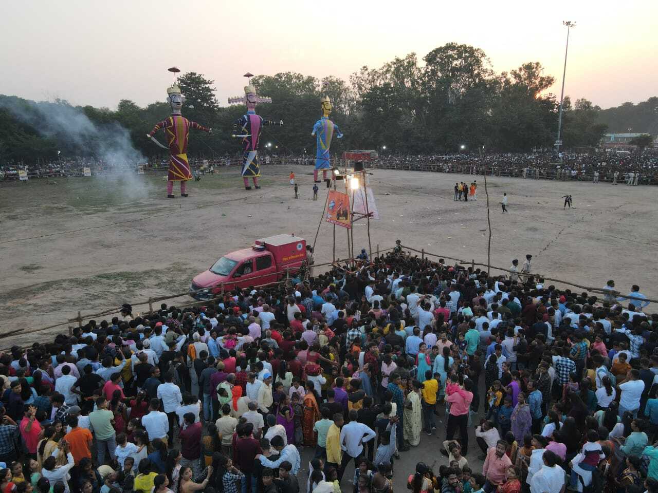 Photos: रावण दहन की ड्रोन कैमरा से ली गई तस्वीर, लाखों की तादाद में ...