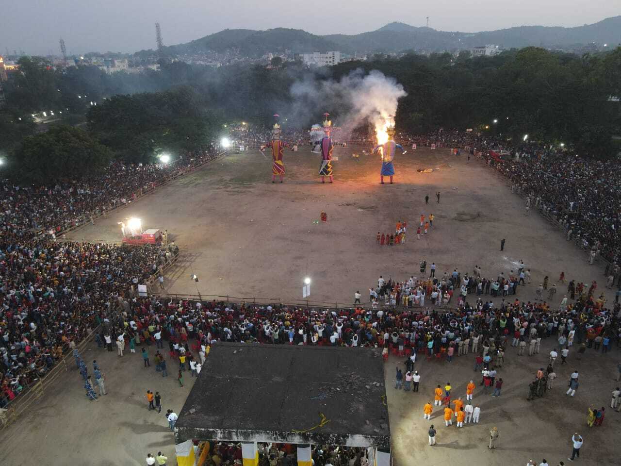 Photos: रावण दहन की ड्रोन कैमरा से ली गई तस्वीर, लाखों की तादाद में ...