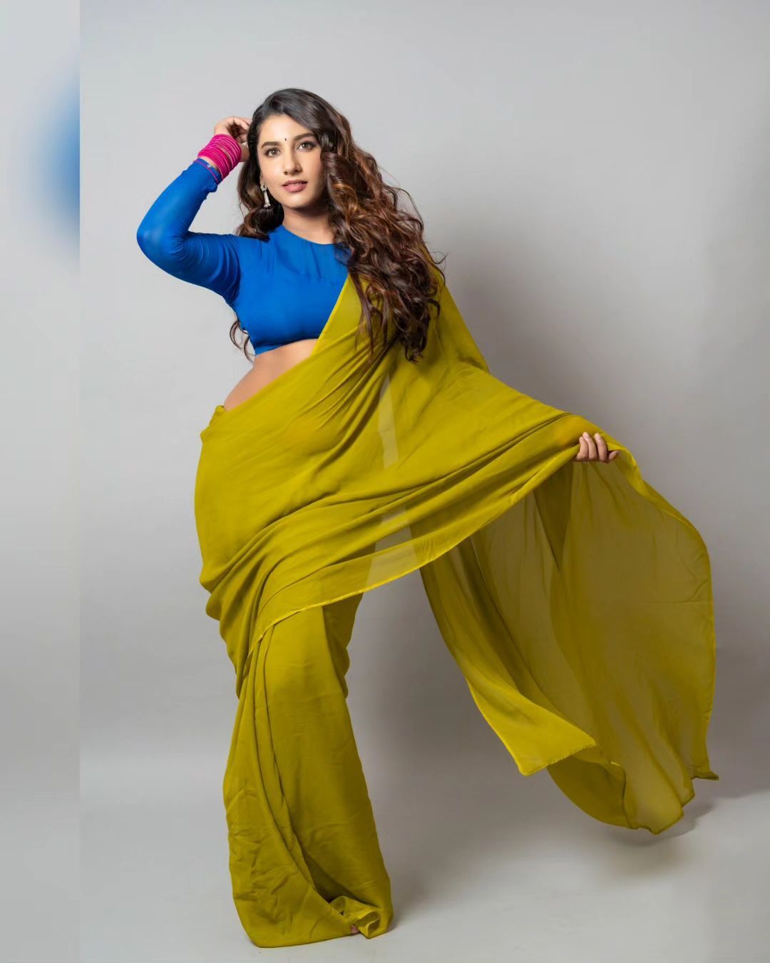విష్ణు ప్రియ అందాల సునామీ.. భామకు హద్దులు లేవులే..! | Ravishing Beauty ...