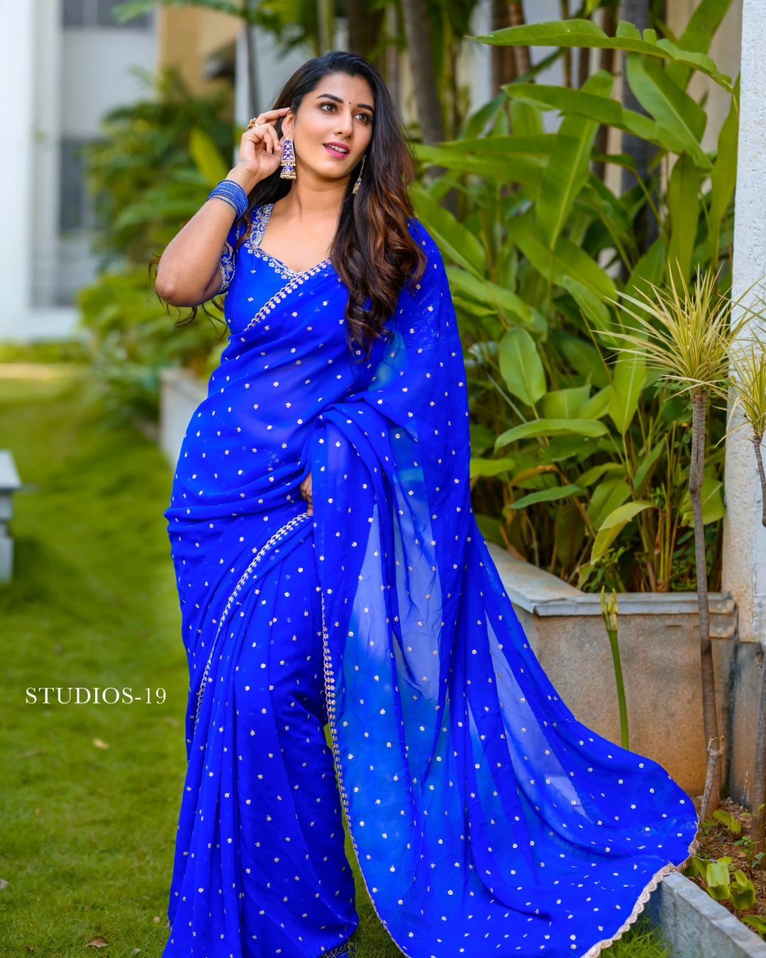 విష్ణు ప్రియ అందాల సునామీ.. భామకు హద్దులు లేవులే..! | Ravishing Beauty ...
