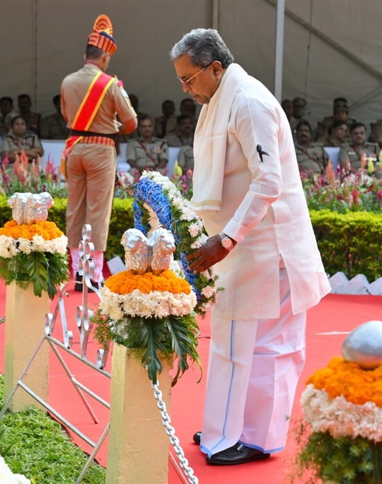 ಪೊಲೀಸ್ ಸಂಸ್ಮರಣ ದಿನಾಚರಣೆಯ ಅಂಗವಾಗಿ ಹುತಾತ್ಮ ಪೊಲೀಸರಿಗೆ ಪುಷ್ಪಾರ್ಚನೆ ಮಾಡಿದ ...