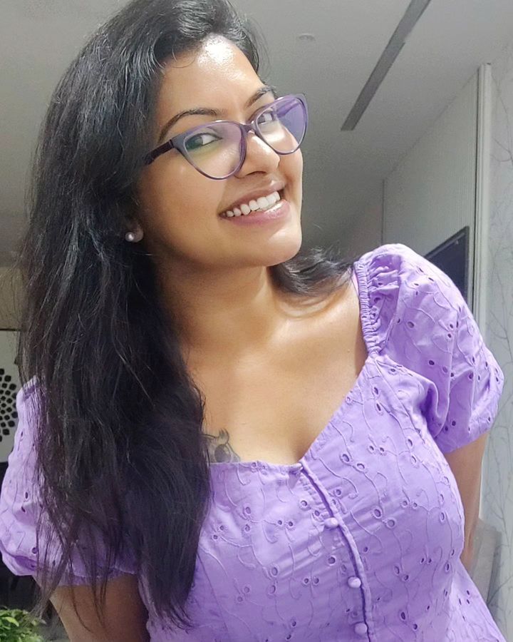 PHOTOS: டாட்டூ தெரிய போஸ் கொடுத்த பிக் பாஸ் பிரபலம்.. ரச்சிதாவின் ...