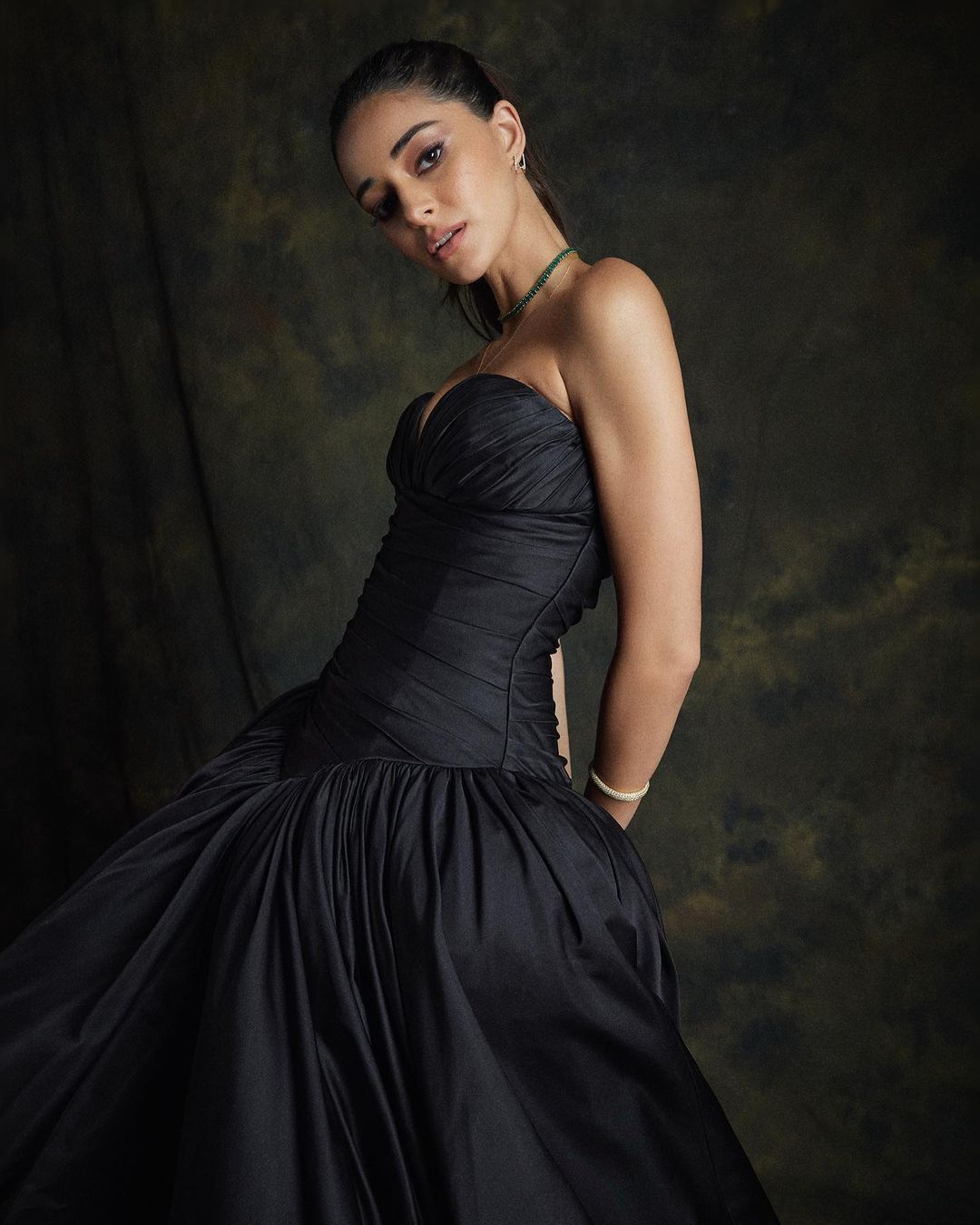 అనన్య పాండే అందాల ఎర.. బ్యూటీ యమ జోరులో ఉందిలే..! | Stunning Poses Of ...