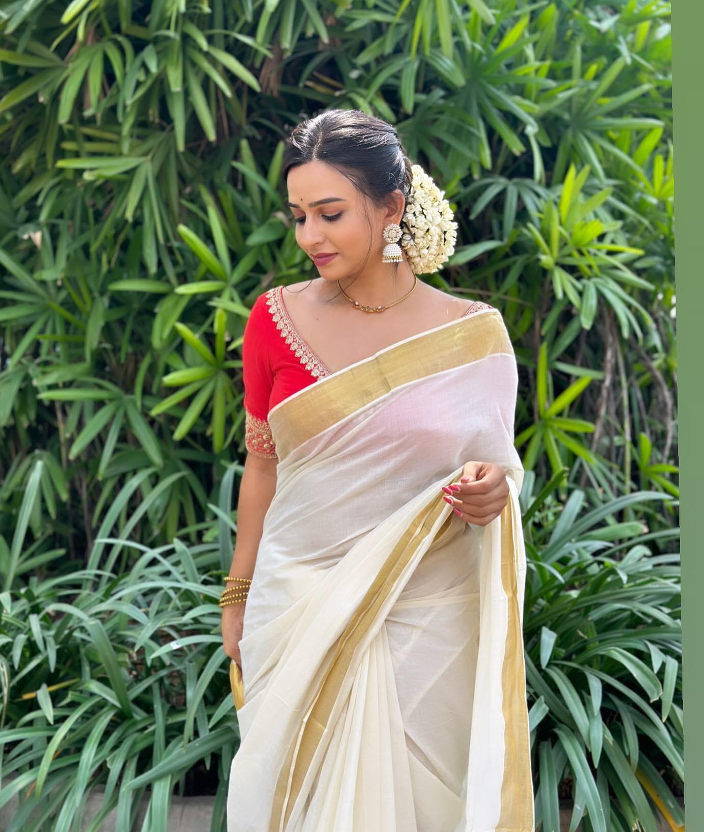 PHOTOS: எண்டே ஓமனக்குட்டி.. மலையாள பெண்ணாக மாறிய பாக்கியலட்சுமி சீரியல் நடிகை.. லேட்டஸ்ட் ...