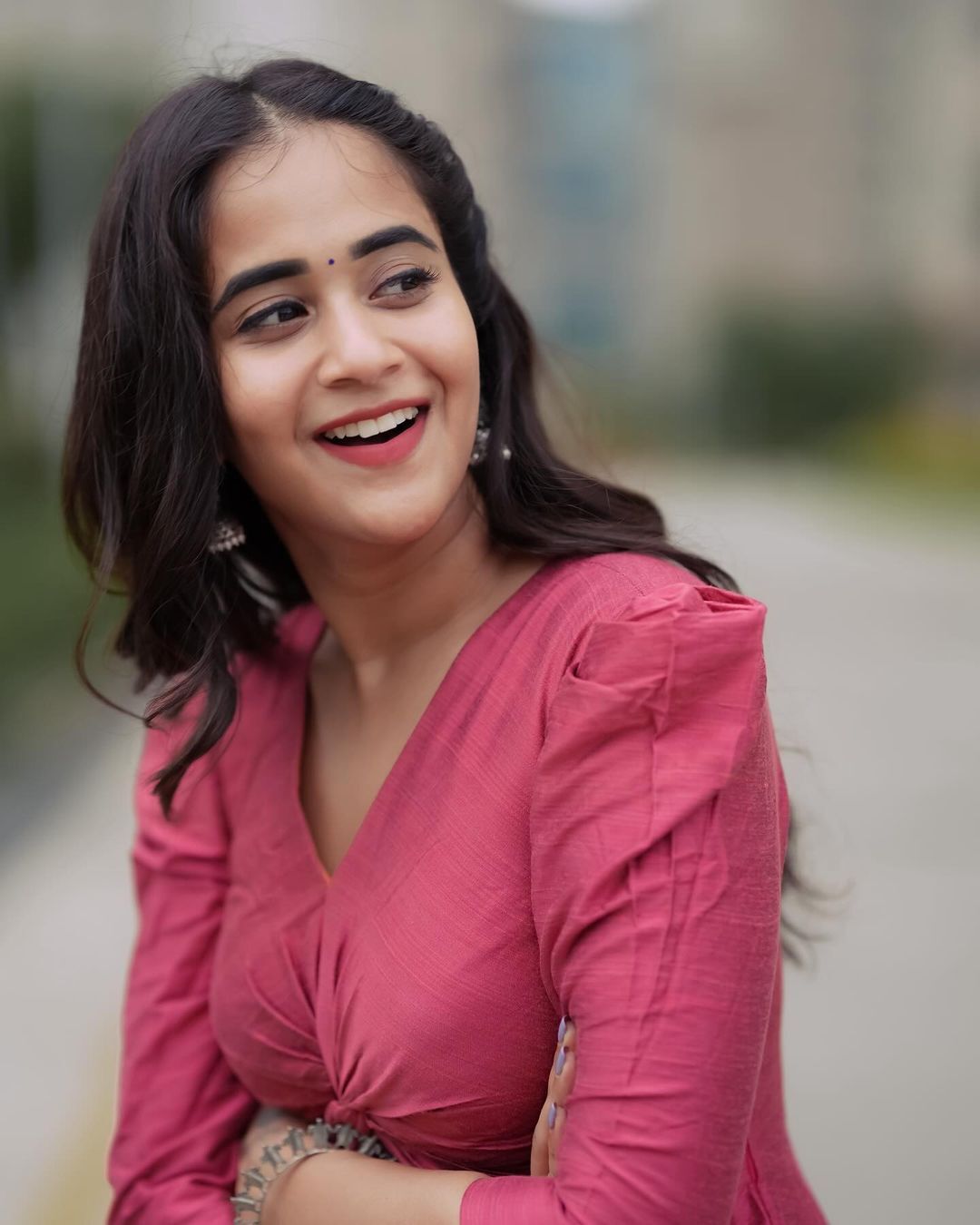 దీప్తి సునైనా వలపుల విందు.. కుర్రకారుకు కంటిమీద కునుకు లేదులే ...