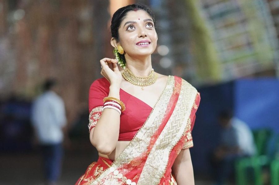 শাড়িতে মায়াবী দেবলীনা, গৌরব ঘরণীর নয়া অবতারে রাতের ঘুম উড়ছে ভক্তদের ...