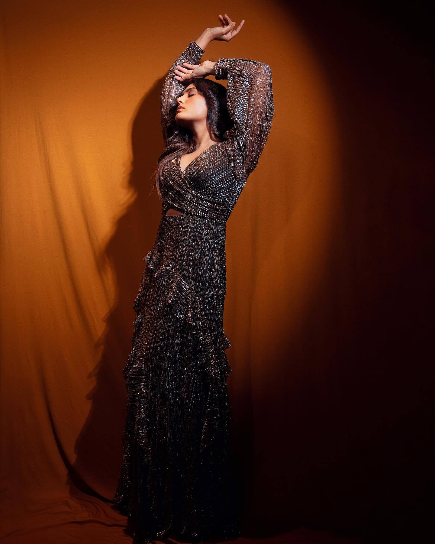 మత్తెక్కించే అందాలతో కుర్రాళ్ల గుండెల్లో సెగలు పుట్టిస్తున్న ఈషా రెబ్బా ...