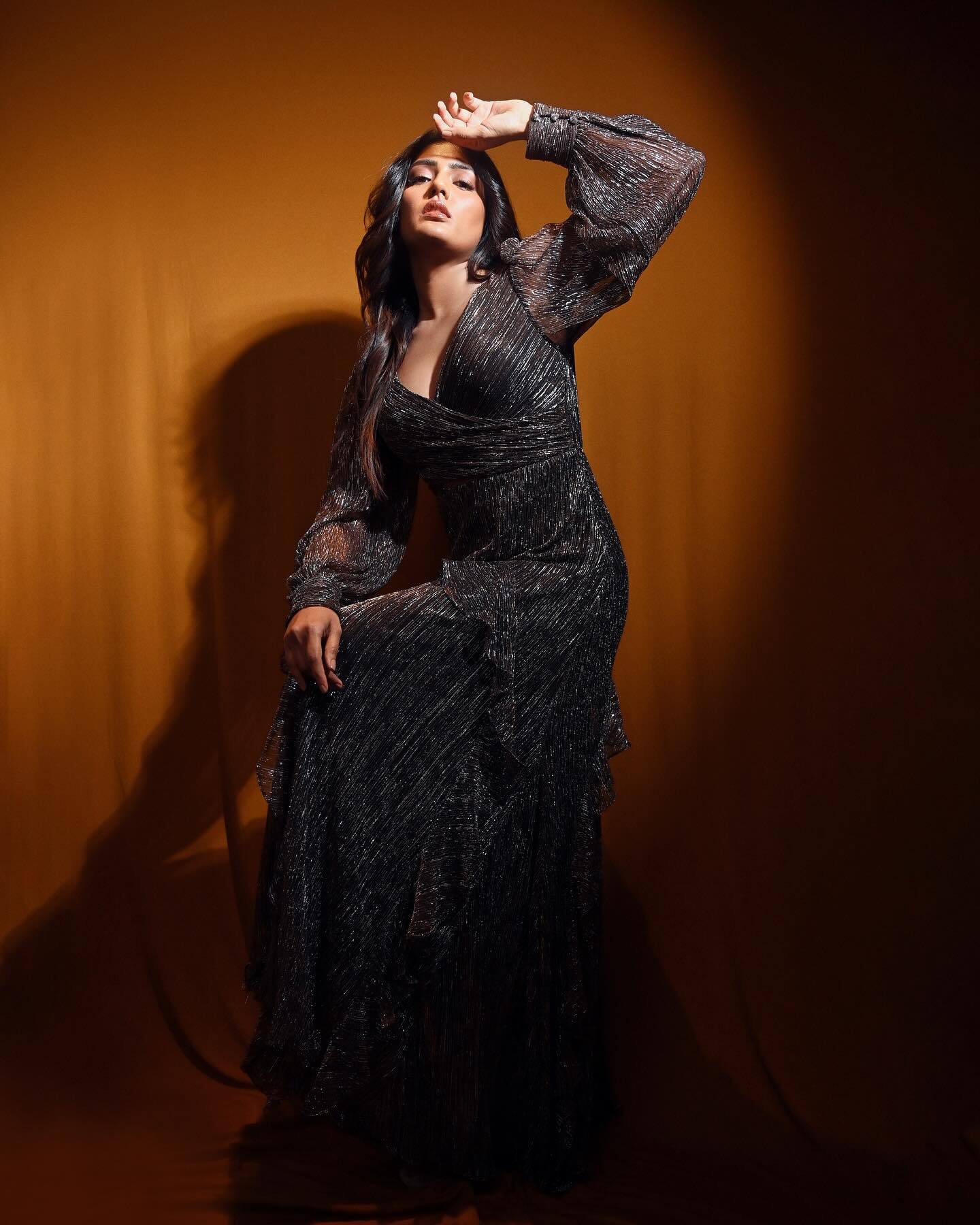 మత్తెక్కించే అందాలతో కుర్రాళ్ల గుండెల్లో సెగలు పుట్టిస్తున్న ఈషా రెబ్బా ...