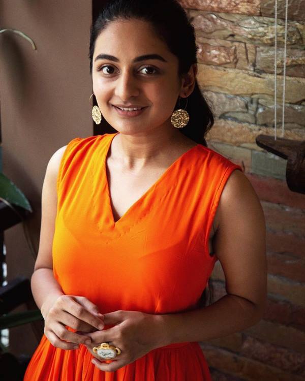 PHOTOS: செம்ம கியூட் எக்ஸ்பிரஷனில் 'பாபநாசம்' பட நடிகை.. ரசிகர்களை ...