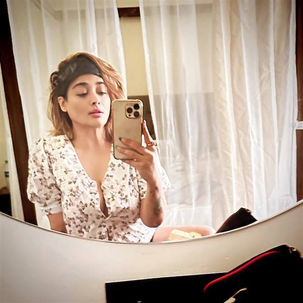 PHOTOS: எப்படியெல்லாம் போஸ் கொடுக்குறாங்க! அசரவைக்கும் லுக்கில் கிரண்.. ரீசன்ட் க்ளிக்ஸ் ...