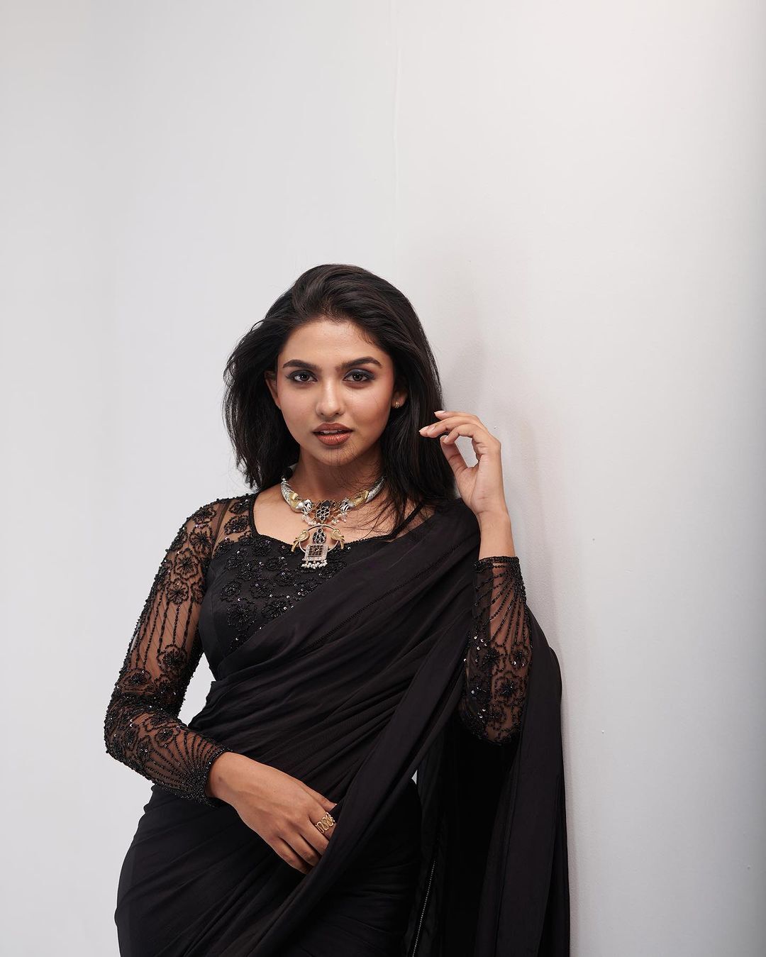 Mamitha Baiju: കറുപ്പഴകി... സാരിയിൽ ഇത്രയും ഭംഗിയോ? ആരാധകരുടെ മനംമയക്കി ...