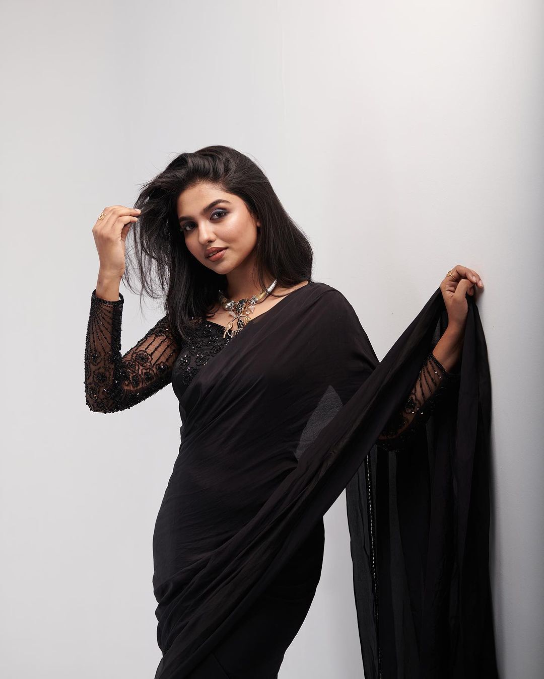 Mamitha Baiju: കറുപ്പഴകി... സാരിയിൽ ഇത്രയും ഭംഗിയോ? ആരാധകരുടെ മനംമയക്കി ...
