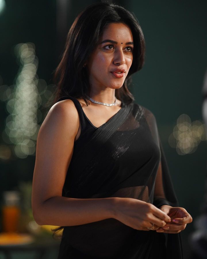 PHOTOS: ஆளை அசத்தும் லுக்கில் மிருணாளினி ரவி.. கார்ஜியஸ் க்ளிக்ஸ் ...