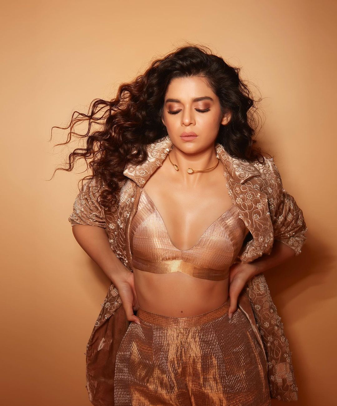 పరువాల విందుతో పిచ్చెక్కిస్తున్న మిథిలా పాల్కర్ | Actress Mithila Palkar Ravishing Beauty Show ...