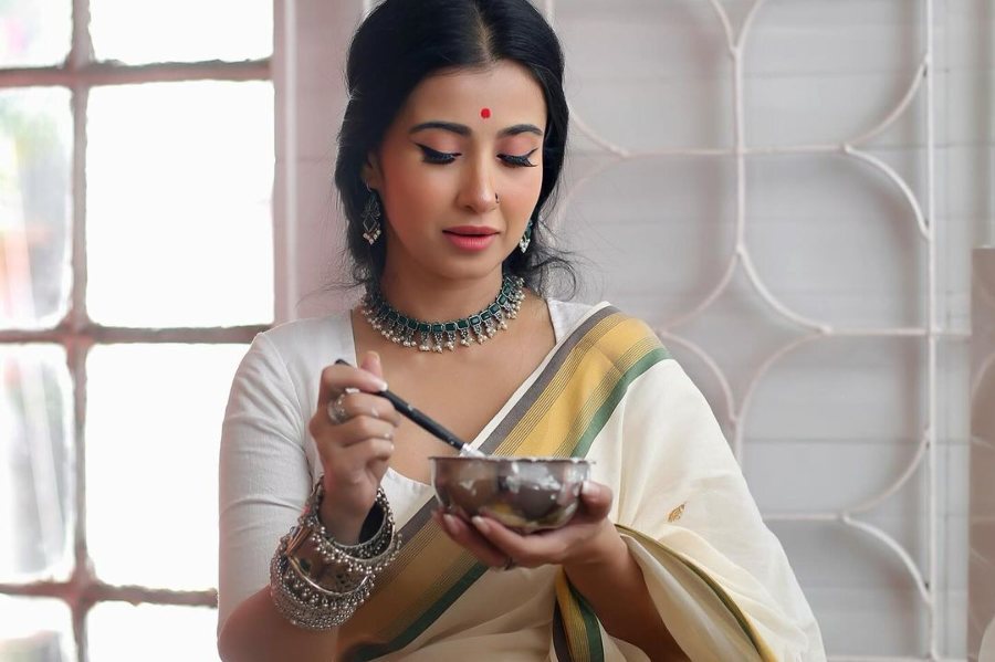 শাড়িতে মোহময়ী মনামী, ছবি শেয়ার করার পাশাপাশি ক্যাপশনে কী লিখলেন ...