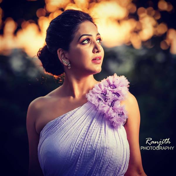 PHOTOS: சிம்பிள் போட்டோஷூட்டில் 'துணிவு' பட நடிகை.. லேட்டஸ்ட் க்ளிக்ஸ் ...