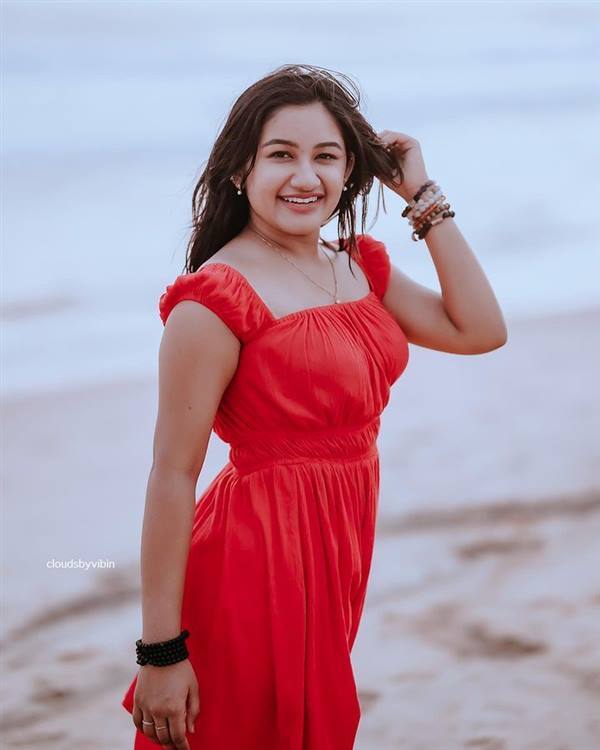 PHOTOS: அசத்தல் லுக்கில்.. பிக் பாஸ் ரவீனா தாஹாவின் கார்ஜியாஸ் ஸ்டில்ஸ் ...