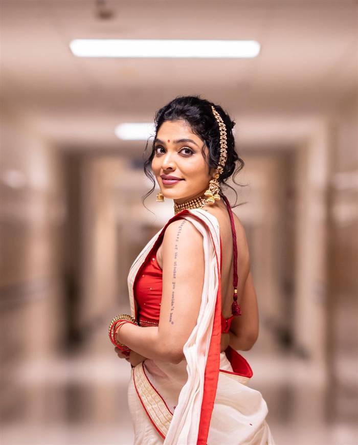 Rima Kallingal: മോഡേണ്‍ ലുക്ക് മാറ്റിപ്പിടിച്ച് ഹാഫ് സാരിയില് ...