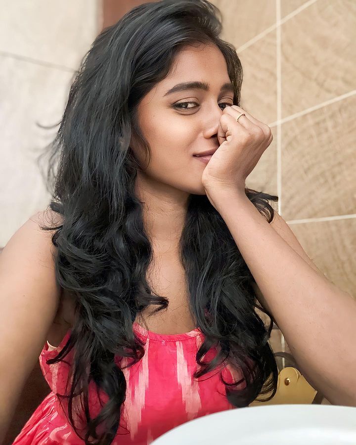 PHOTOS: மண்டேலா பட நடிகையா இது! போட்டோஷூட்டில் கலக்கும் சரண்யா ...