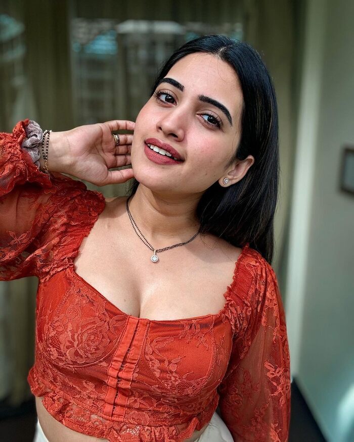 సాగర తీరంలో పొట్టి డ్రెస్‌లో పిచ్చెక్కిస్తున్న స్రవంతి చొక్కారపు | Actress Sravanthi Chokkarapu ...