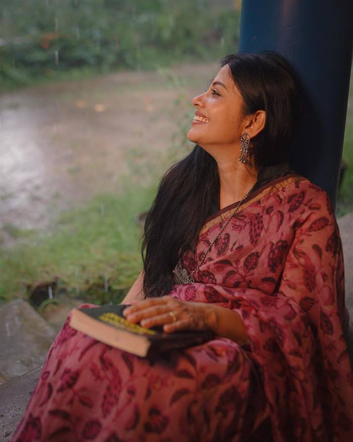 Shivada: ആഹാ... നടുമുറ്റവും, തറവാടും മഴയും...! മഴ ആസ്വദിച്ച് സാരിയില് ...