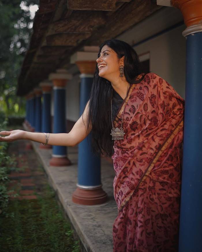 Shivada: ആഹാ... നടുമുറ്റവും, തറവാടും മഴയും...! മഴ ആസ്വദിച്ച് സാരിയില് ...