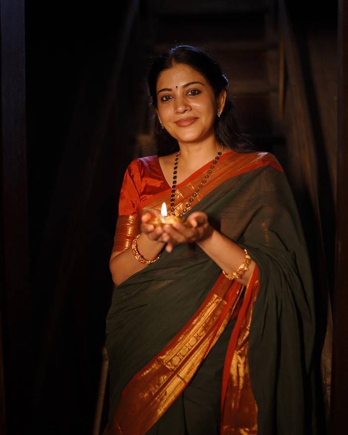 Shivada: ആഹാ... നടുമുറ്റവും, തറവാടും മഴയും...! മഴ ആസ്വദിച്ച് സാരിയില് ...