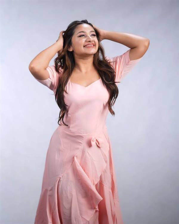 PHOTOS: பிங்க் அவுட் பிட்டில்.. பிக் பாஸ் ரவீனா தாஹாவின் ரீசன்ட் ...